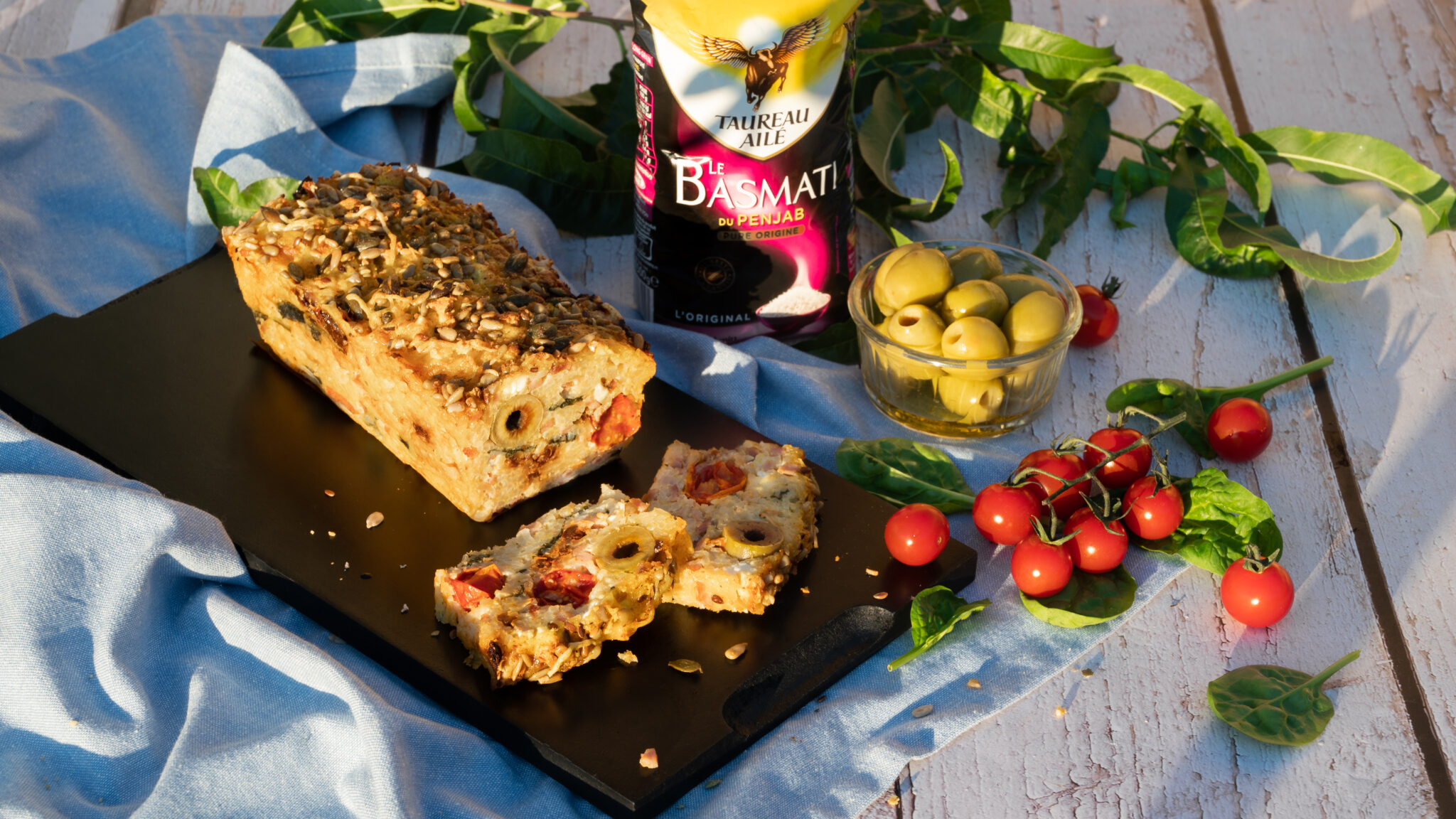 Cake salé au riz, tomate, feta, jambon & olives - Taureau Ailé